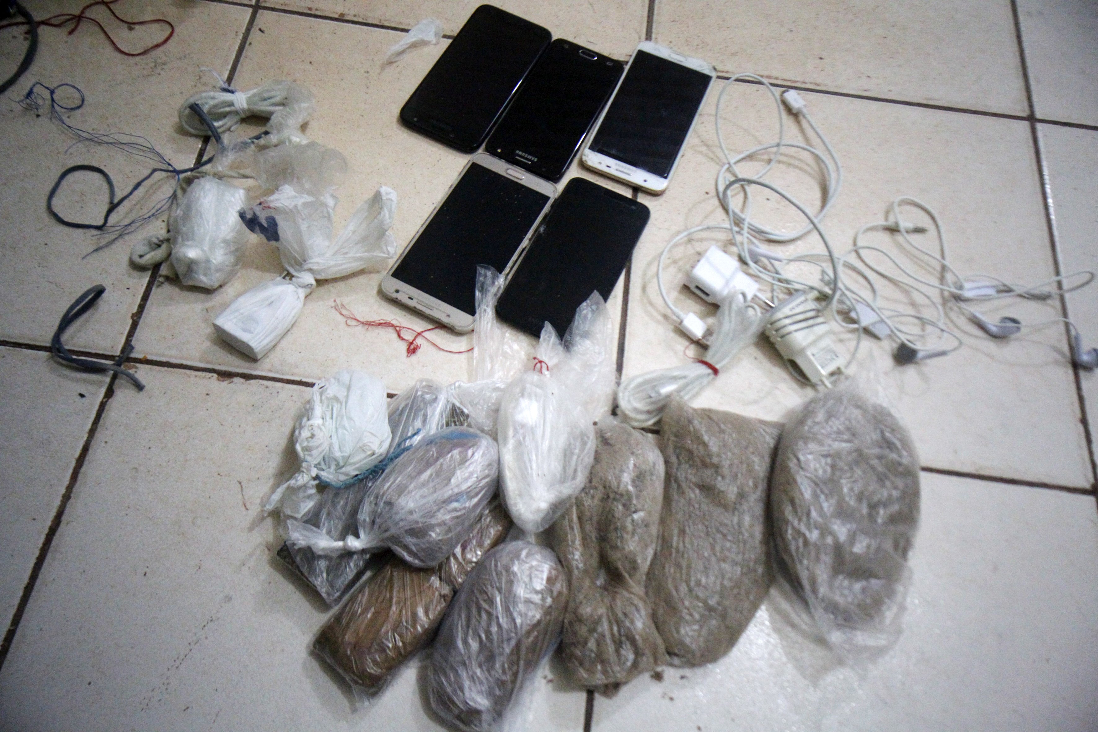 Celulares, armas e droga são encontrados em revistas em três unidades ...